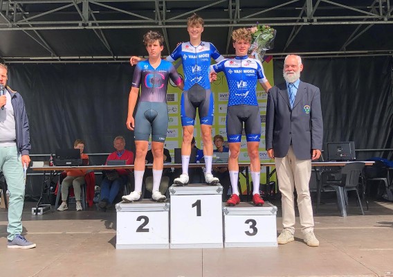Matijs Van Strijthem klopt Saar Shilo in de sprint | cyclingsite.be